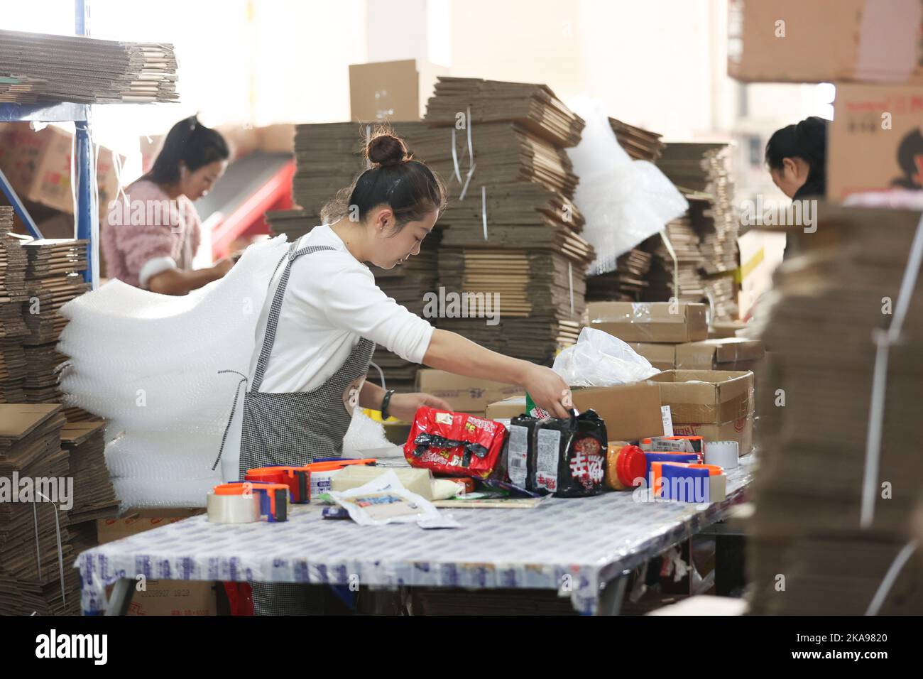 The staff of an e-commerce company is packing the goods in Ganyu ...
