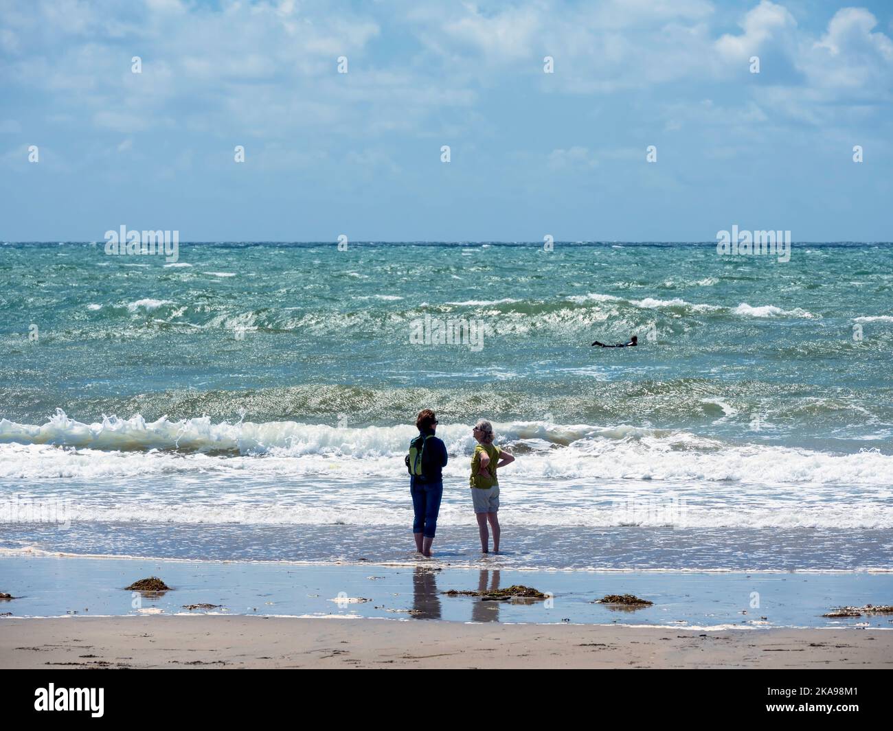 Meet friend at the beach Stock Photo - Alamy