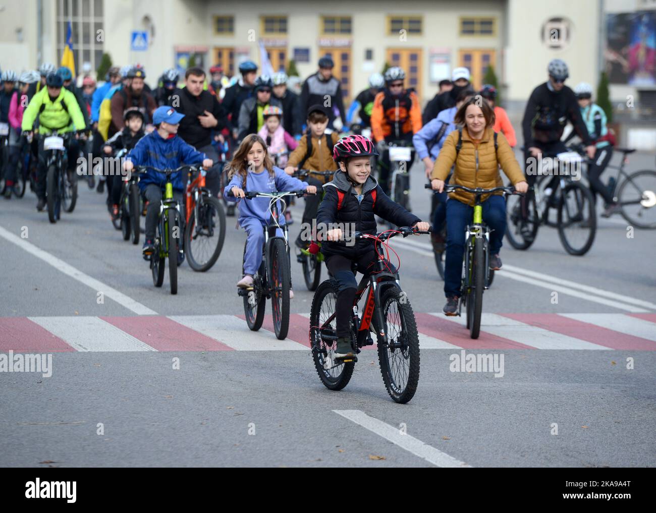 Non Exclusive: KYIV, UKRAINE - OCTOBER 29, 2022 - Children join adult ...