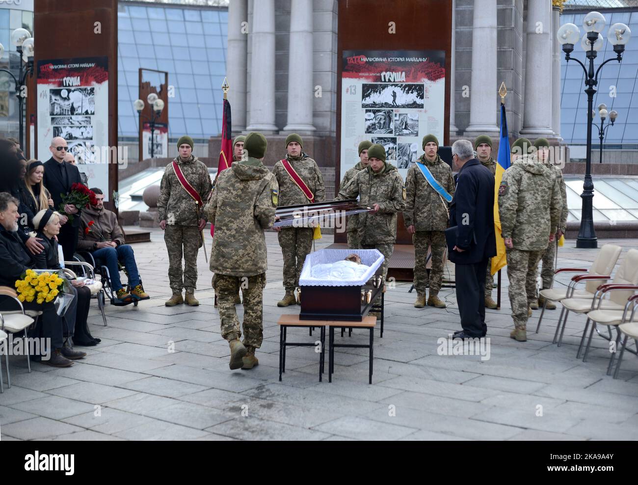 Non Exclusive: KYIV, UKRAINE - OCTOBER 29, 2022 - Servicemen put the ...