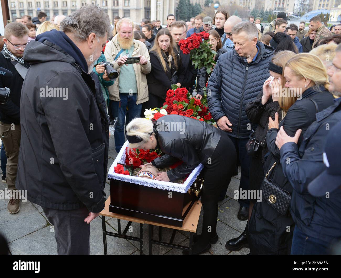 Non Exclusive: KYIV, UKRAINE - OCTOBER 29, 2022 - People pay their last ...