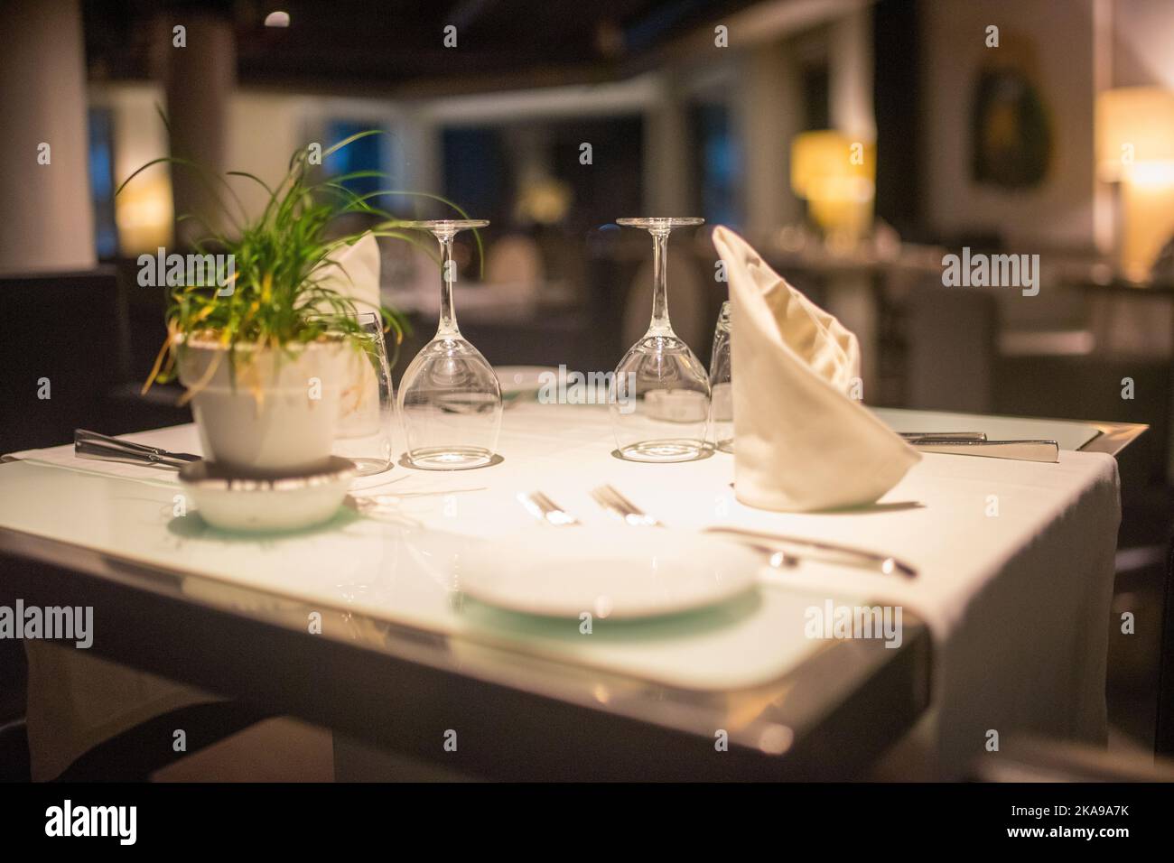 Empty dinner table in a luxurious hotel Stock Photo - Alamy
