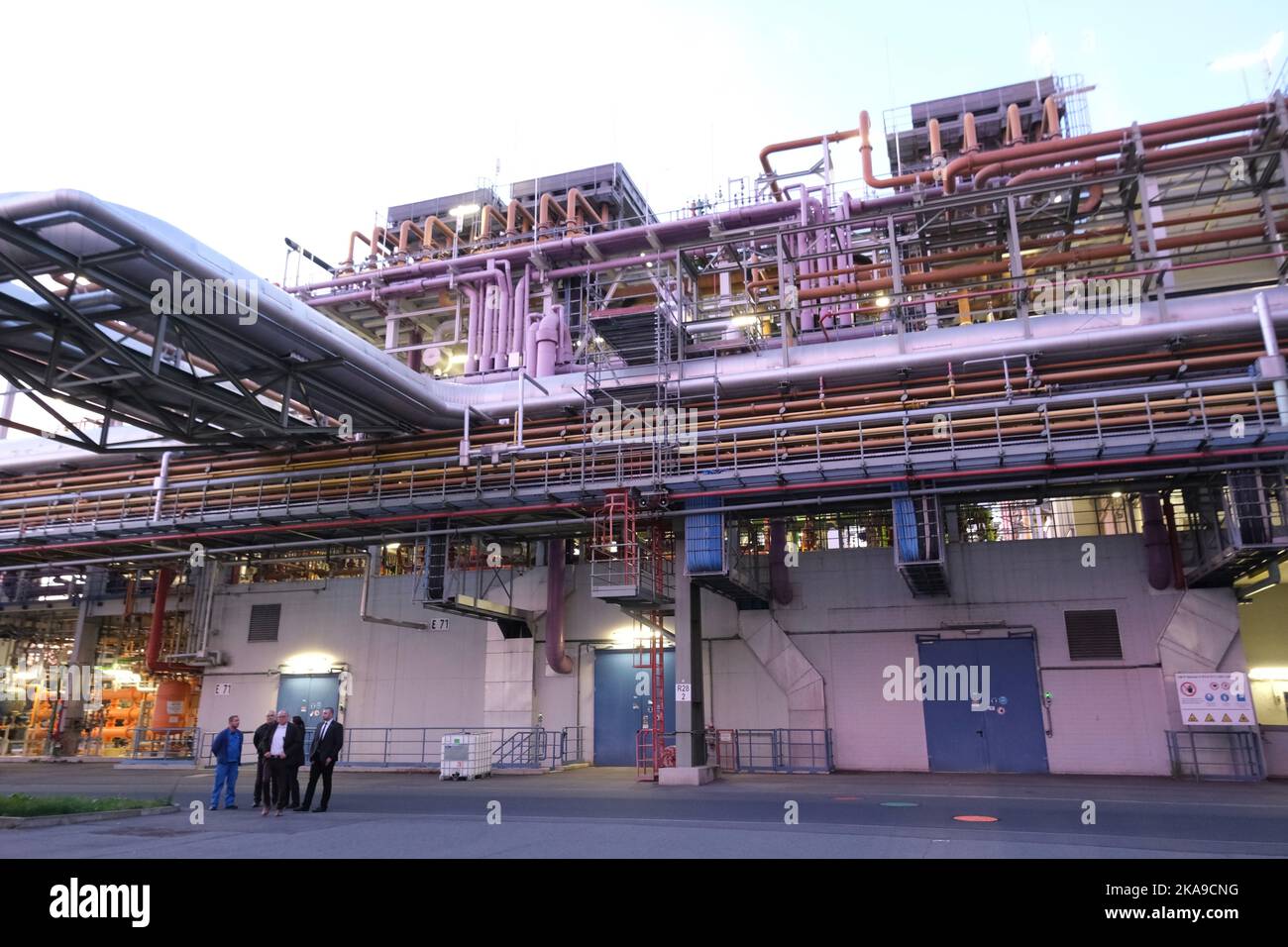 01 November 2022, Saxony, Nünchritz: A plant on the premises of Wacker ...