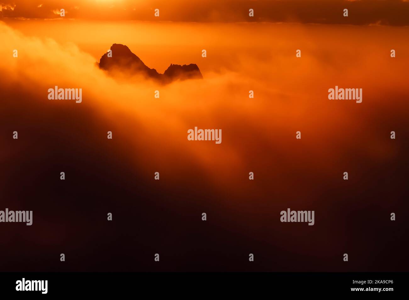 Dramatic sunset viewed from Evergreen Mountain Lookout, Cascade Range ...