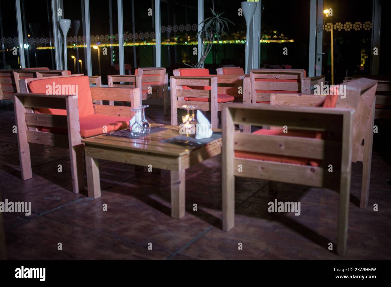Empty dinner table in a luxurious hotel Stock Photo - Alamy