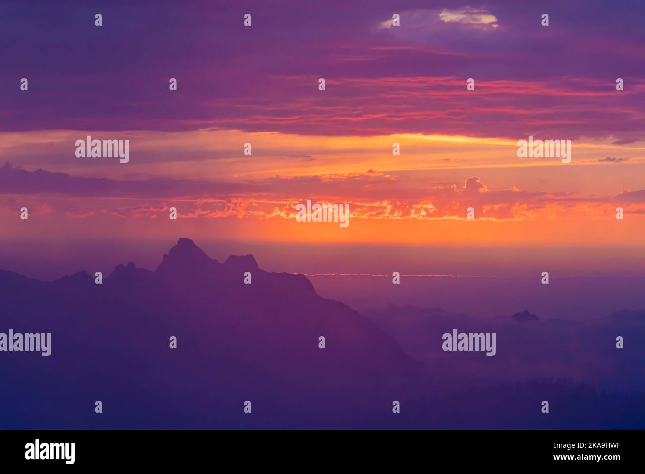 Dramatic sunset viewed from Evergreen Mountain Lookout, Cascade Range ...