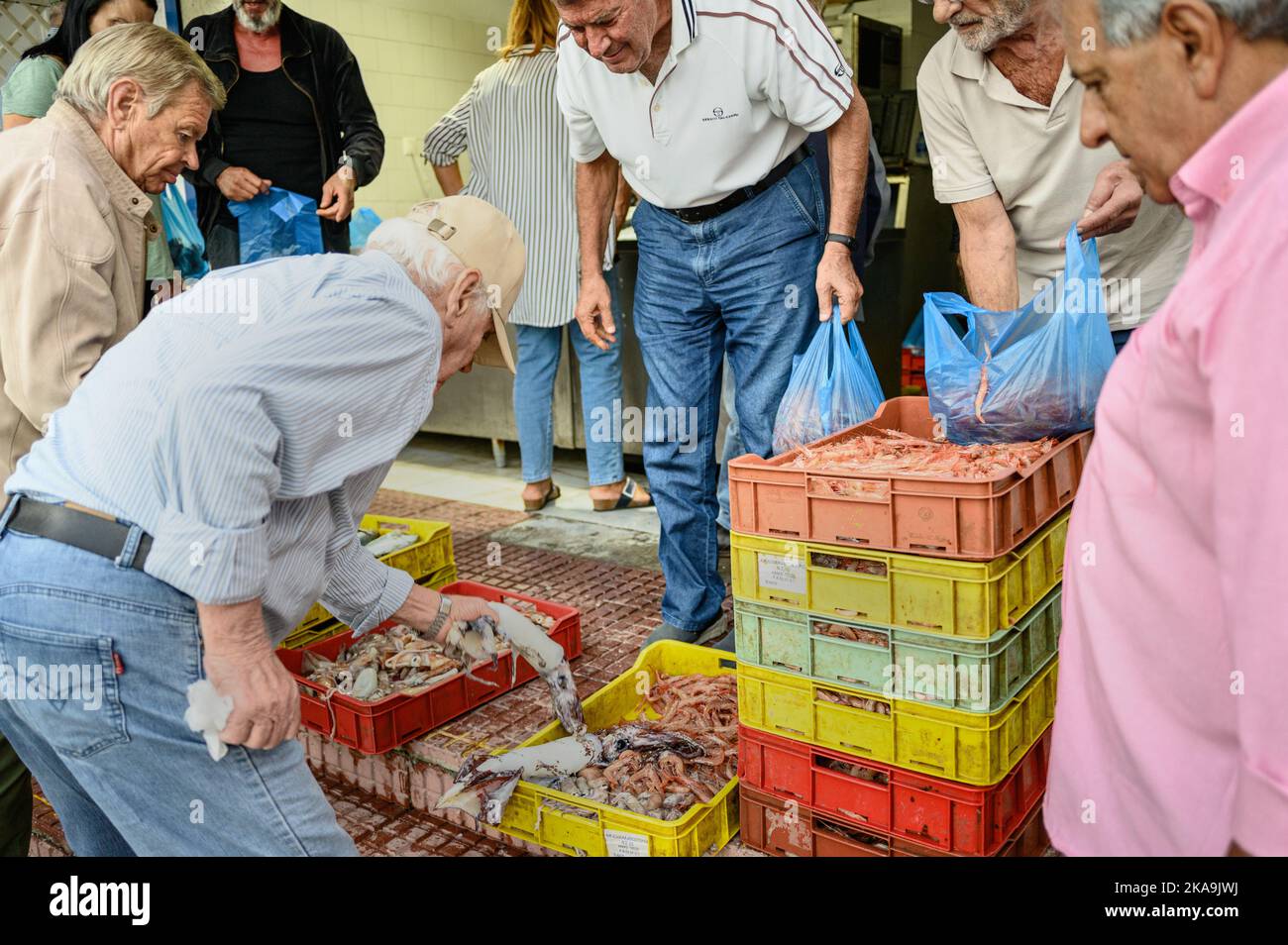 Buying fish at market hi-res stock photography and images - Alamy