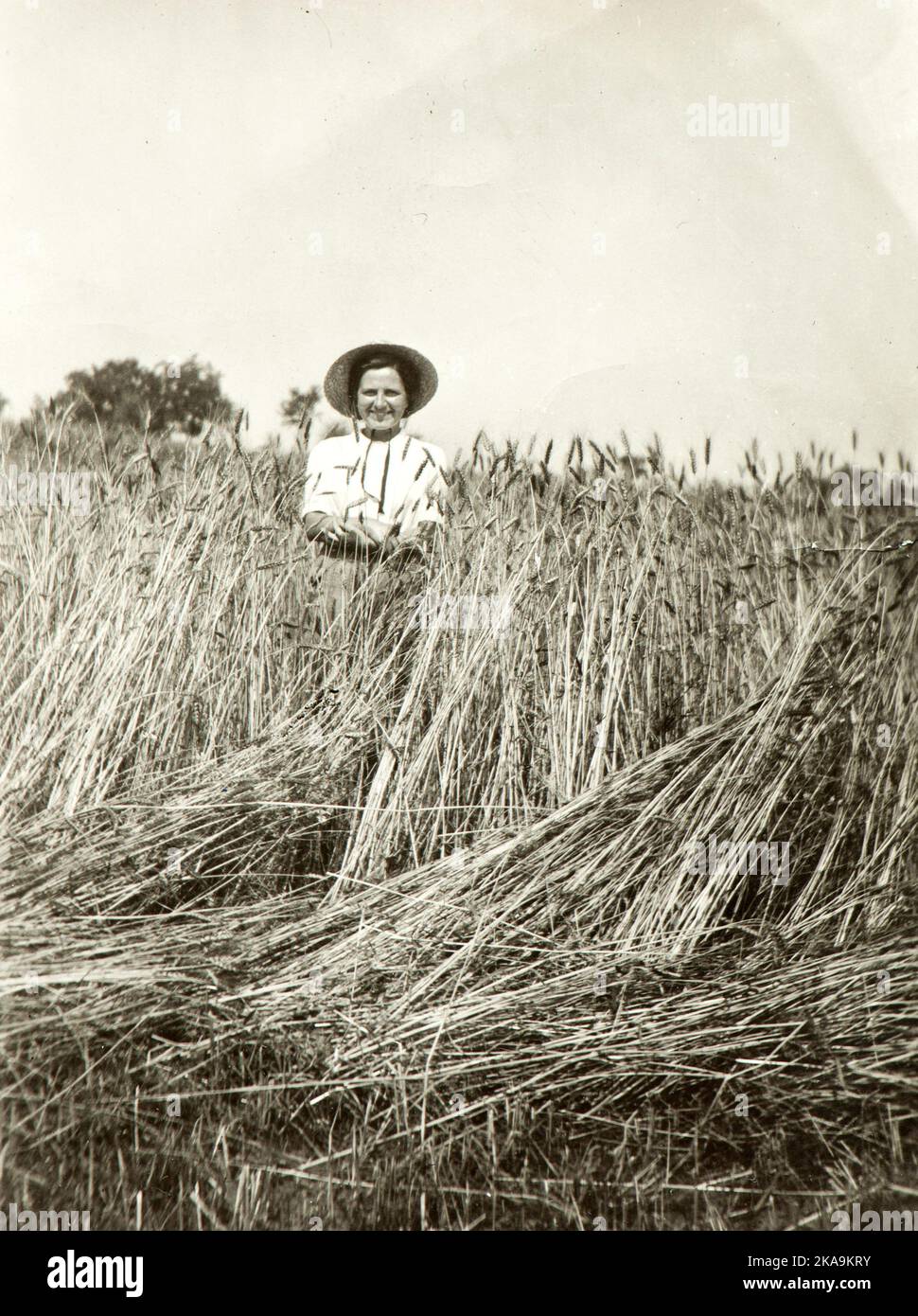 1940s rural woman hi-res stock photography and images - Alamy