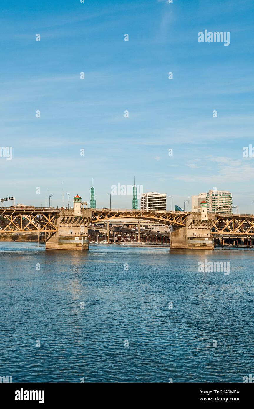 A view of the Burnside Bridge on the Willamette River in Portland ...