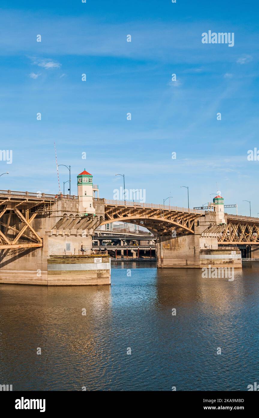 A view of the Burnside Bridge on the Willamette River in Portland ...