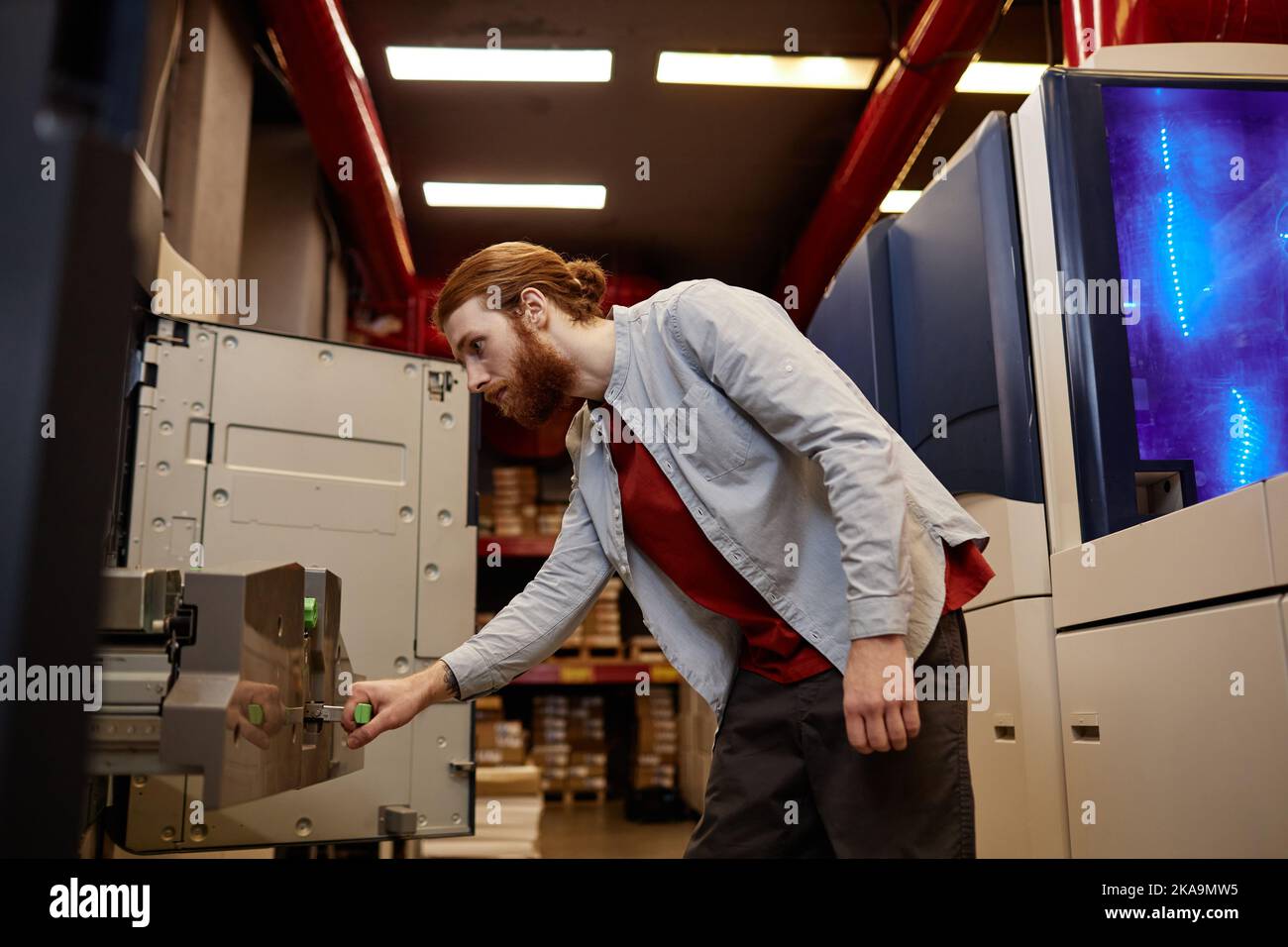 Worker working on factory machines hi-res stock photography and images ...