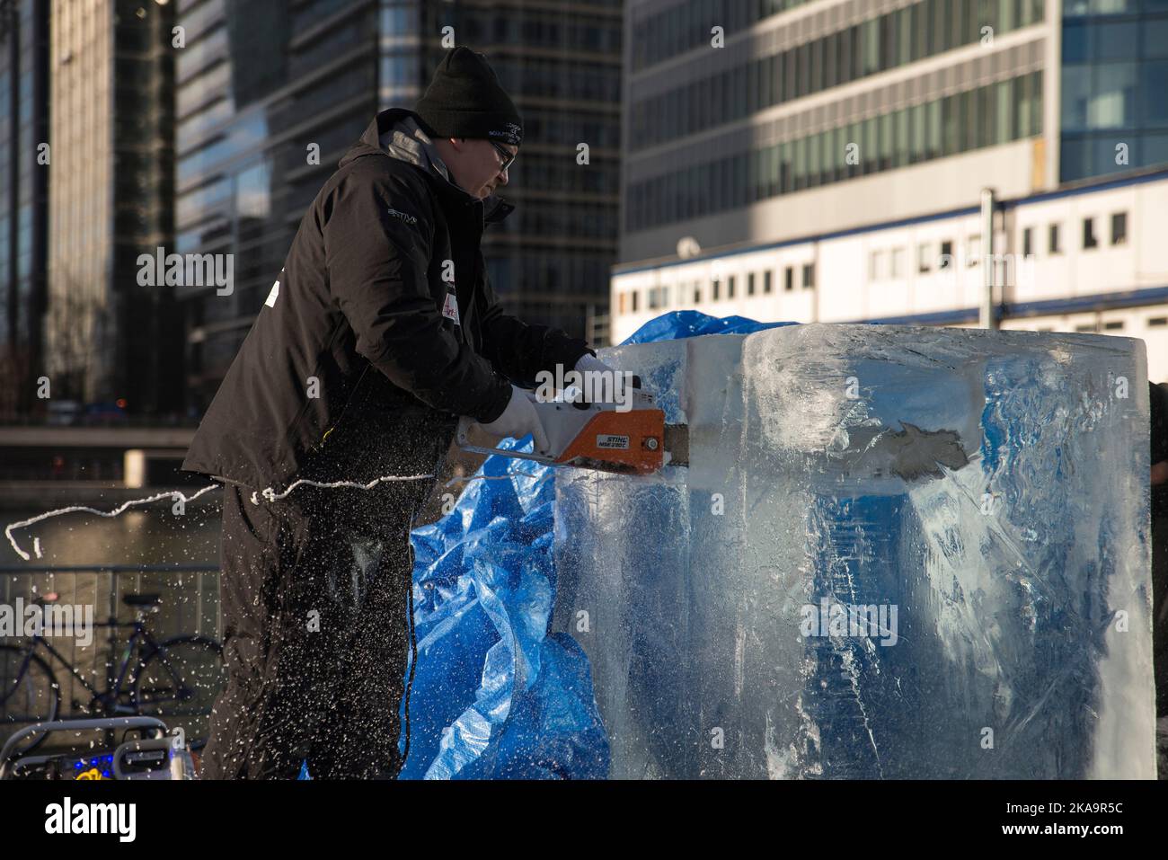 Man sculpting chainsaw hi-res stock photography and images - Alamy