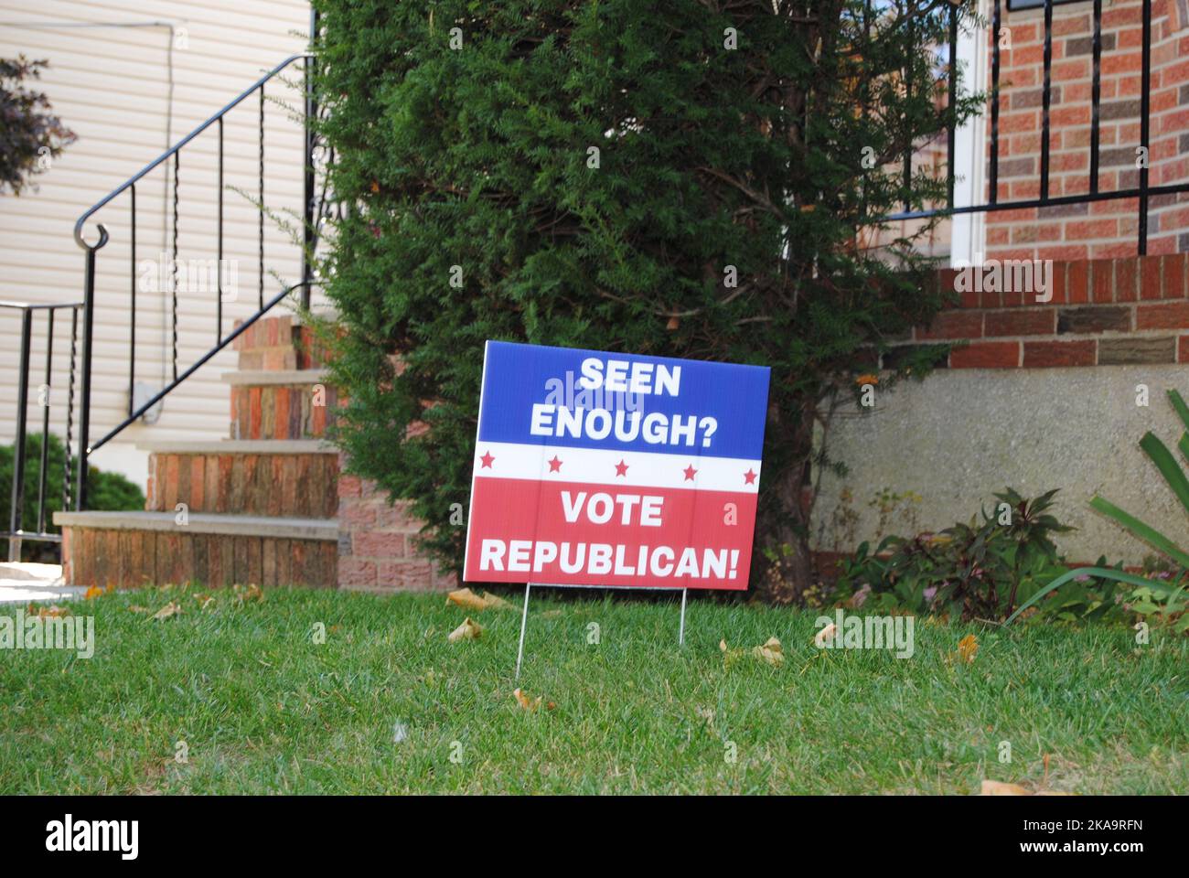 Political election yard signs hi-res stock photography and images - Alamy