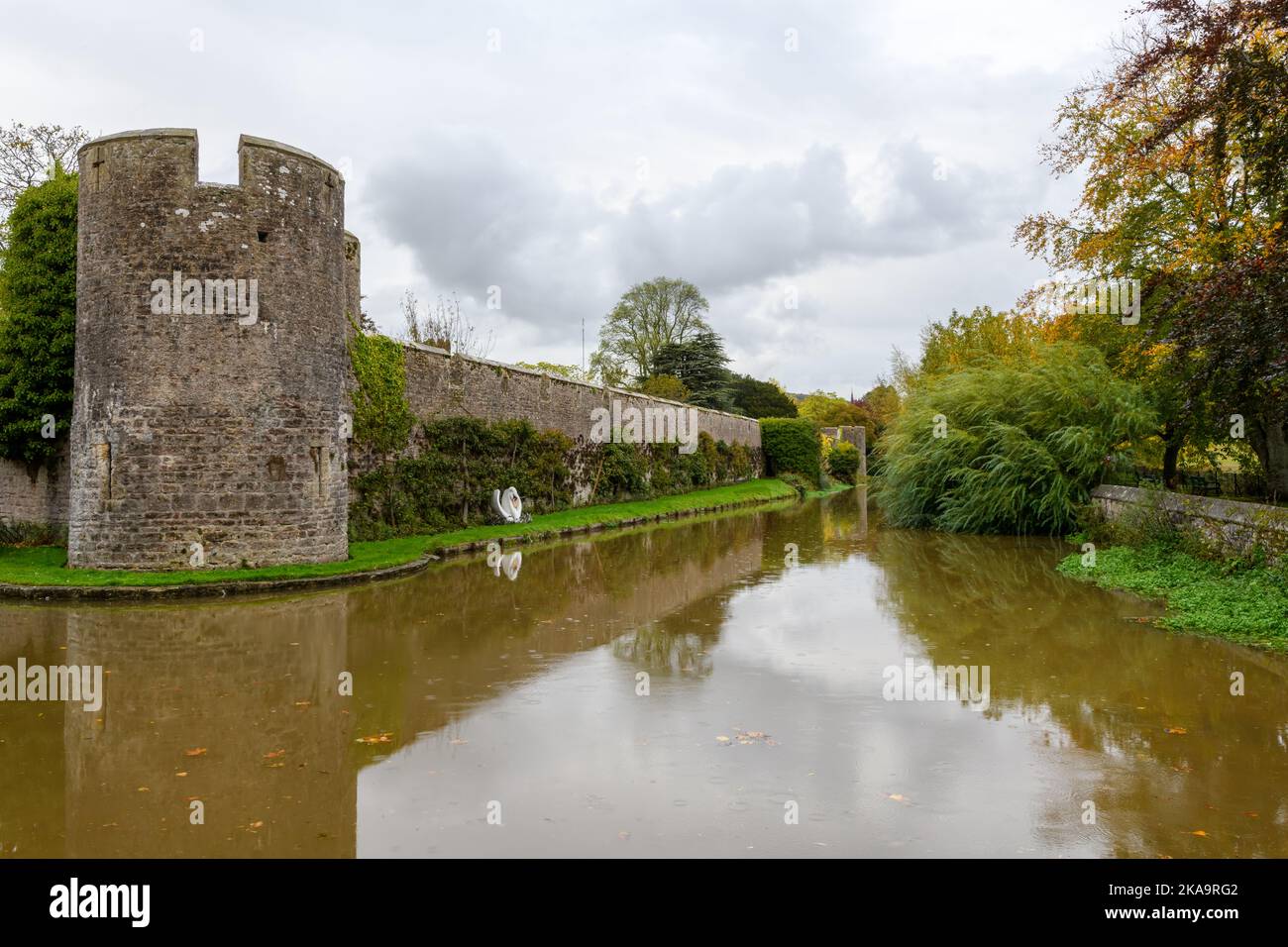 Autumn colours around the moat and boundary wall around the Bishops ...
