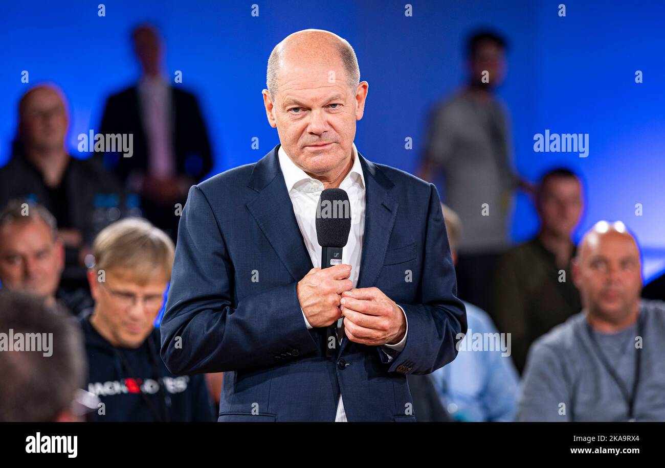 Gifhorn, Germany. 01st Nov, 2022. Federal Chancellor Olaf Scholz (SPD ...