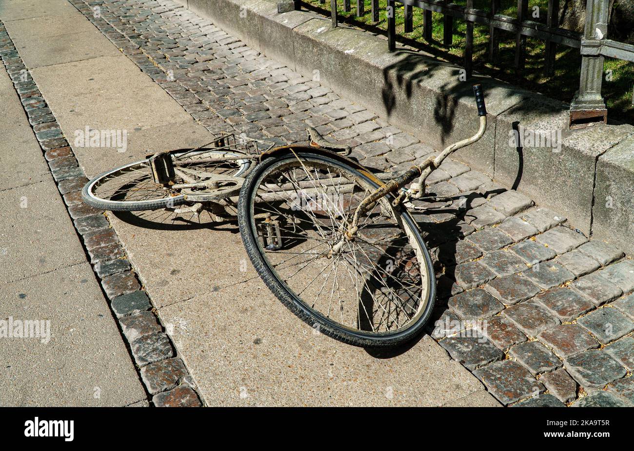 Dirty bicycle hi-res stock photography and images - Alamy