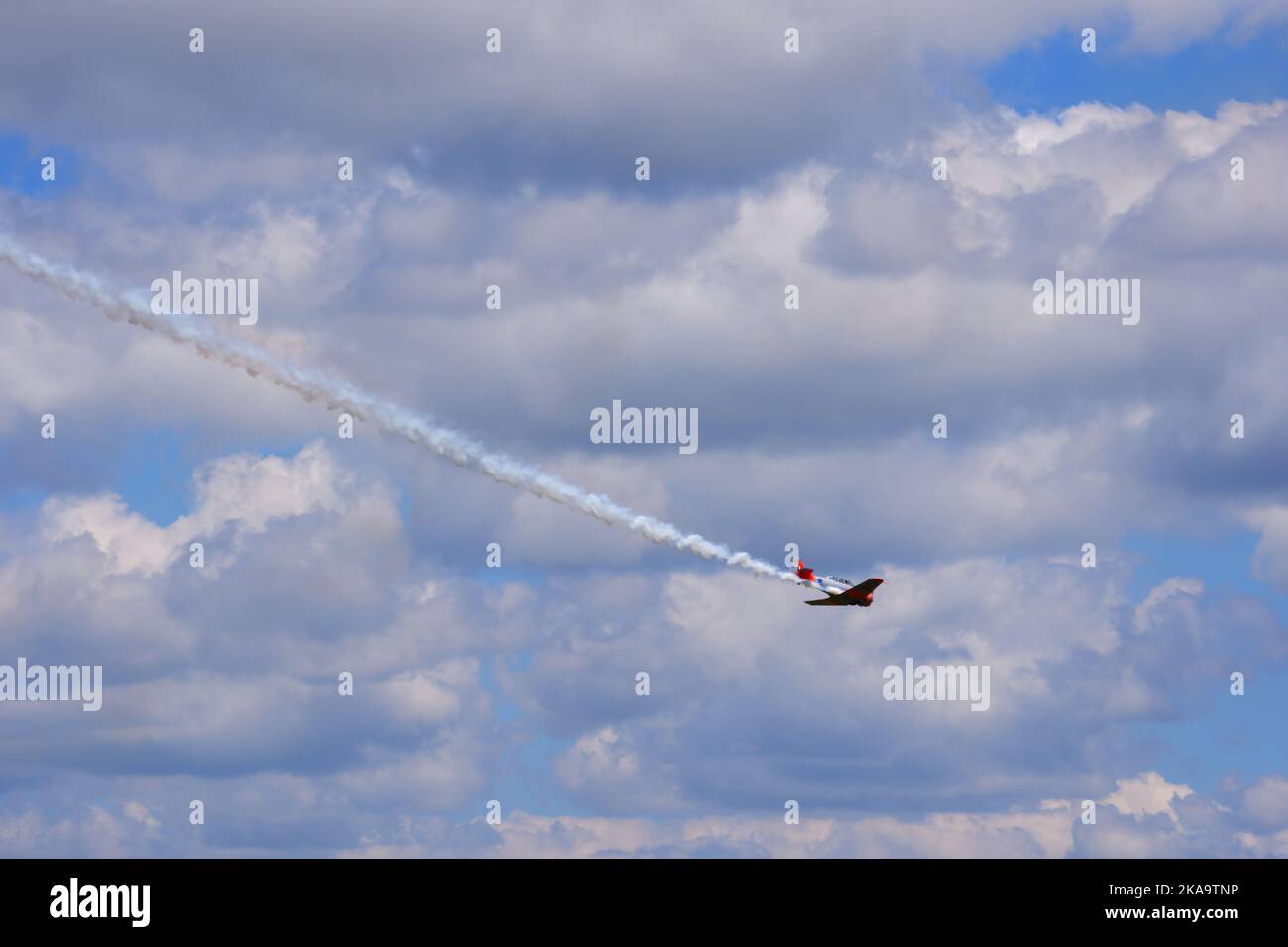 Small plane fly hi-res stock photography and images - Alamy