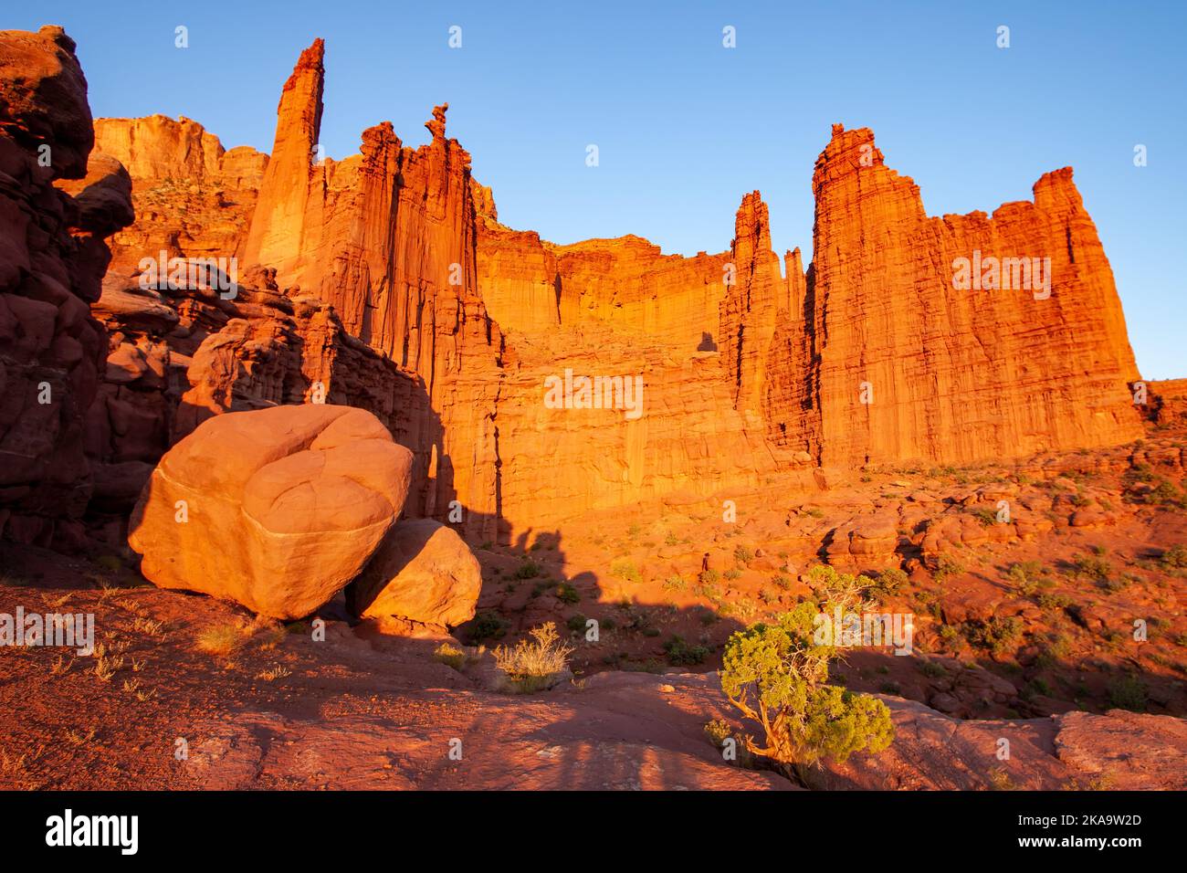 Sunset at the Fisher Towers with the Kingfisher & Ancient Art at left ...