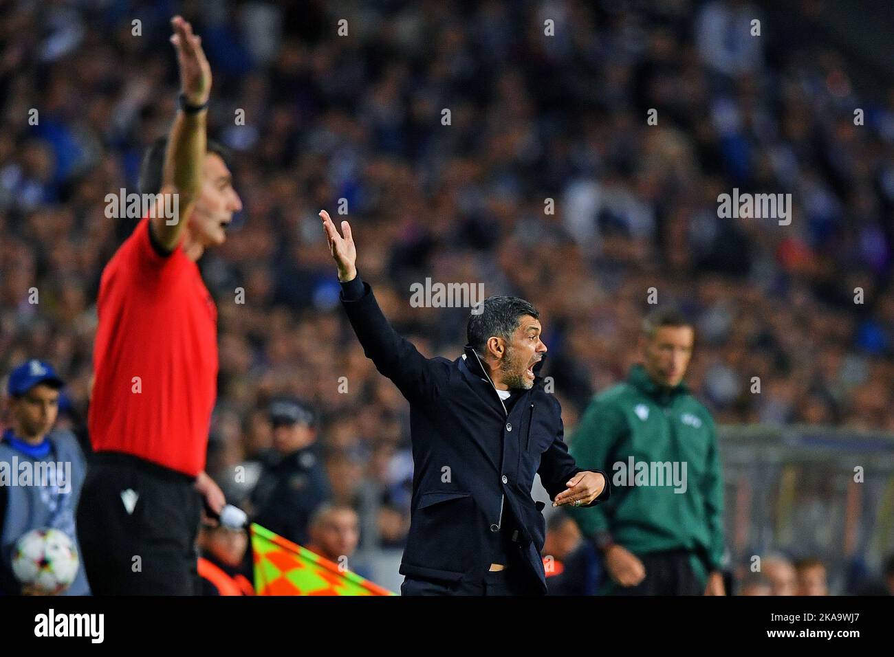 Estadio Dragao, Porto, Portugal: 1st November 2022: Coach Sérgio ...