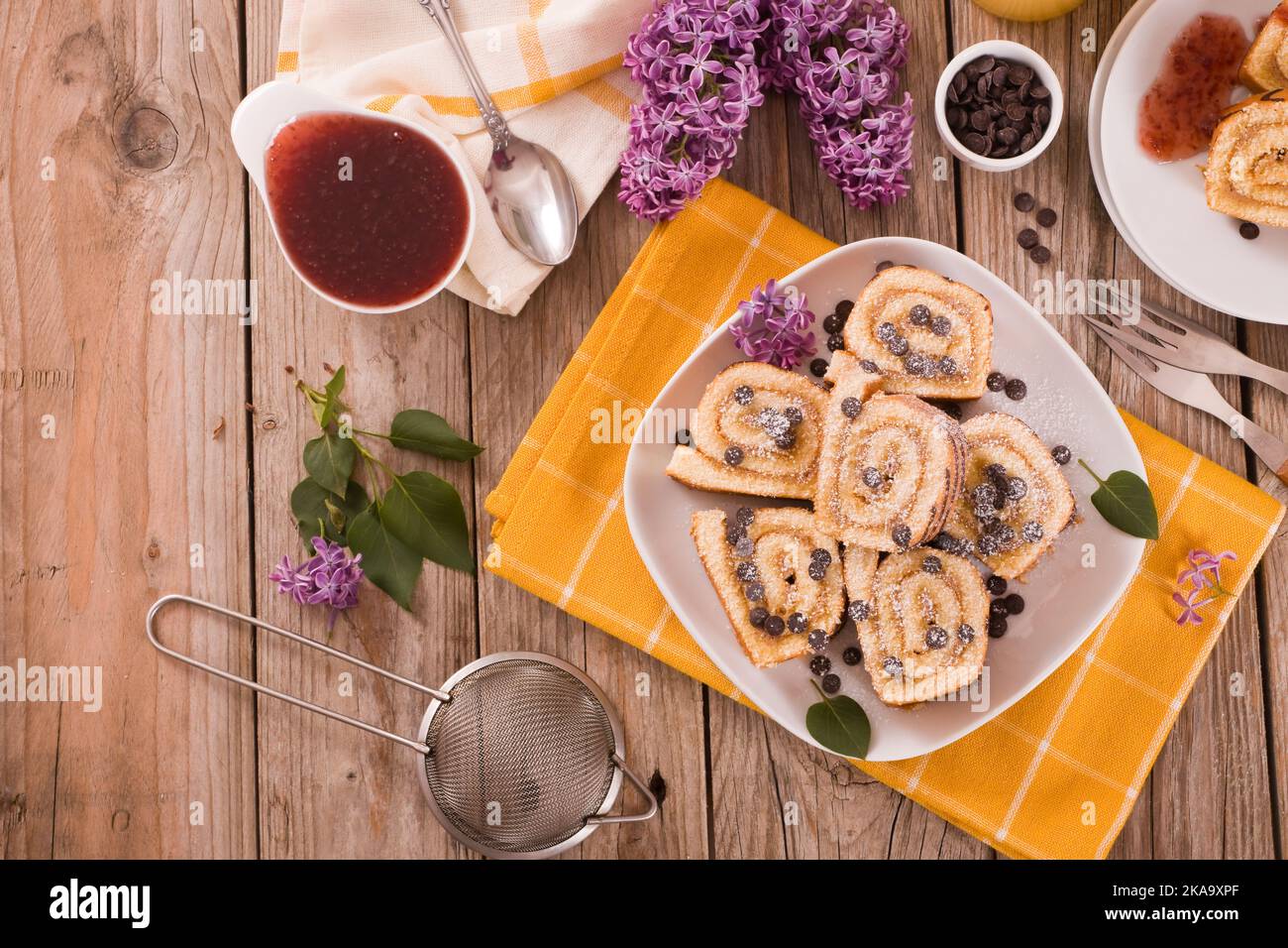 Swiss roll cake con chocolate chips Stock Photo - Alamy