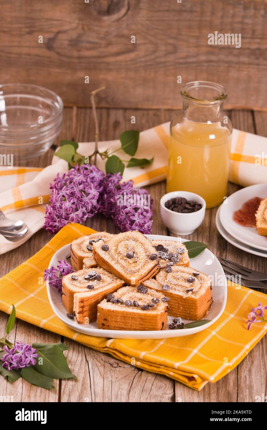 Swiss roll cake con chocolate chips Stock Photo - Alamy
