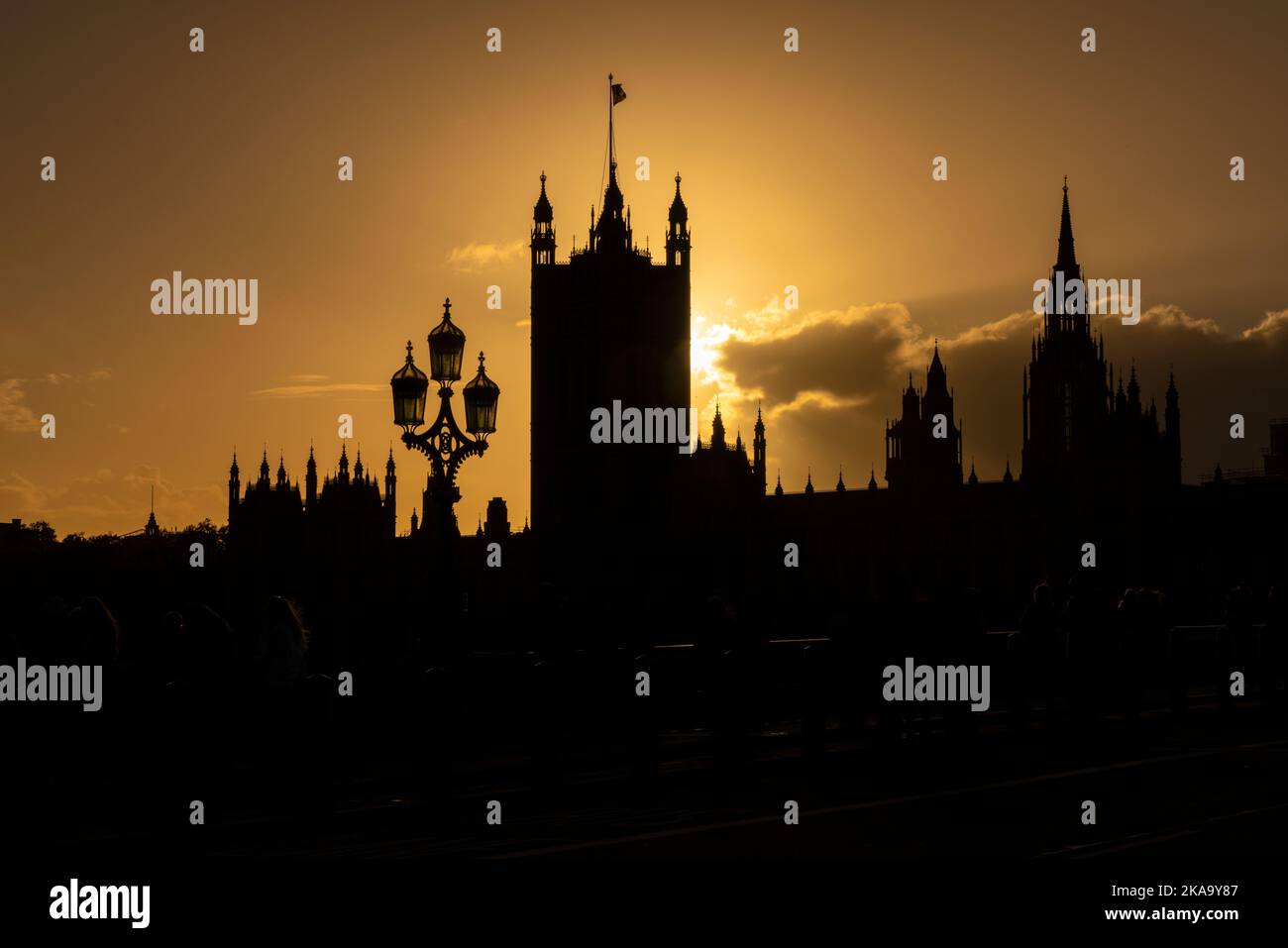 Moody sky palace of westminster hi-res stock photography and images - Alamy