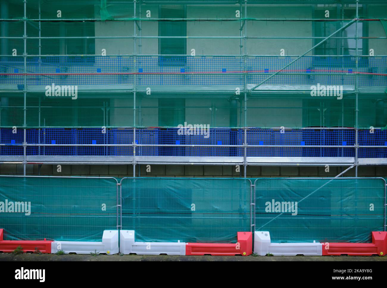 Scaffold netting hi-res stock photography and images - Alamy