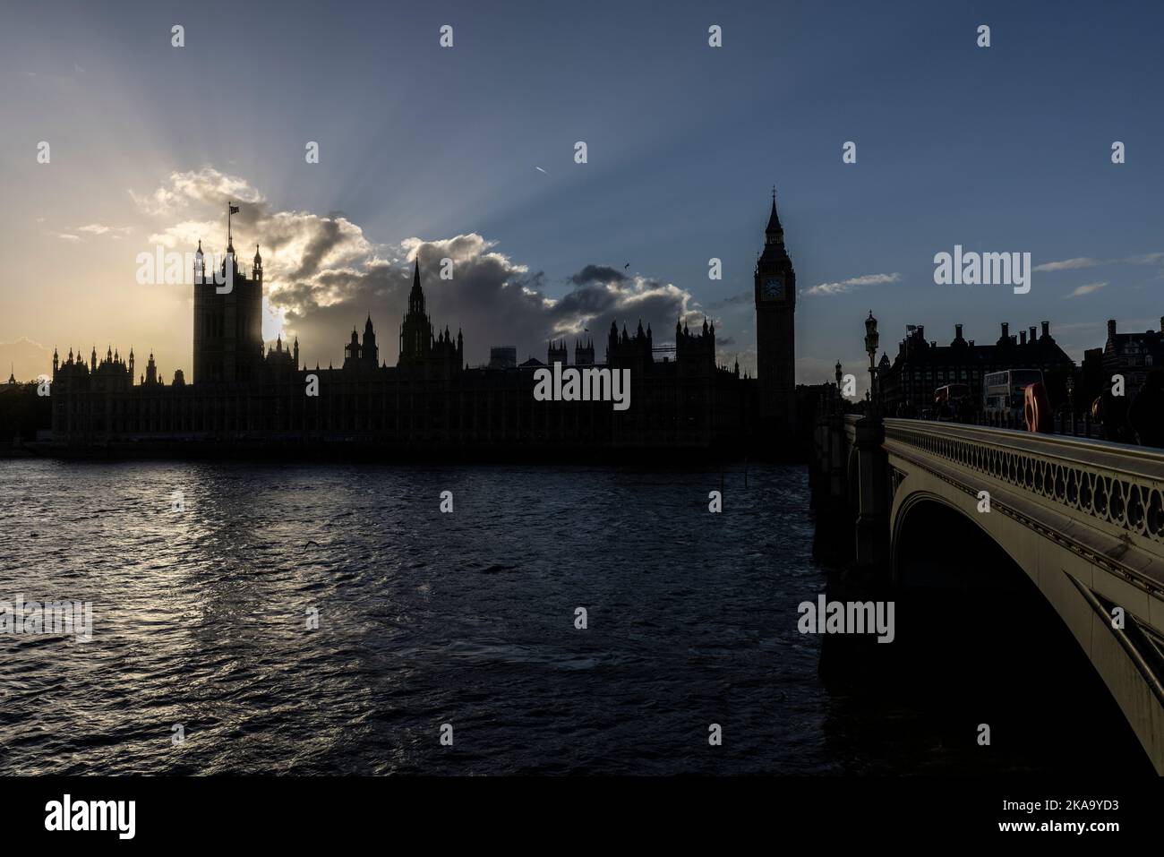 Moody sky palace of westminster hi-res stock photography and images - Alamy