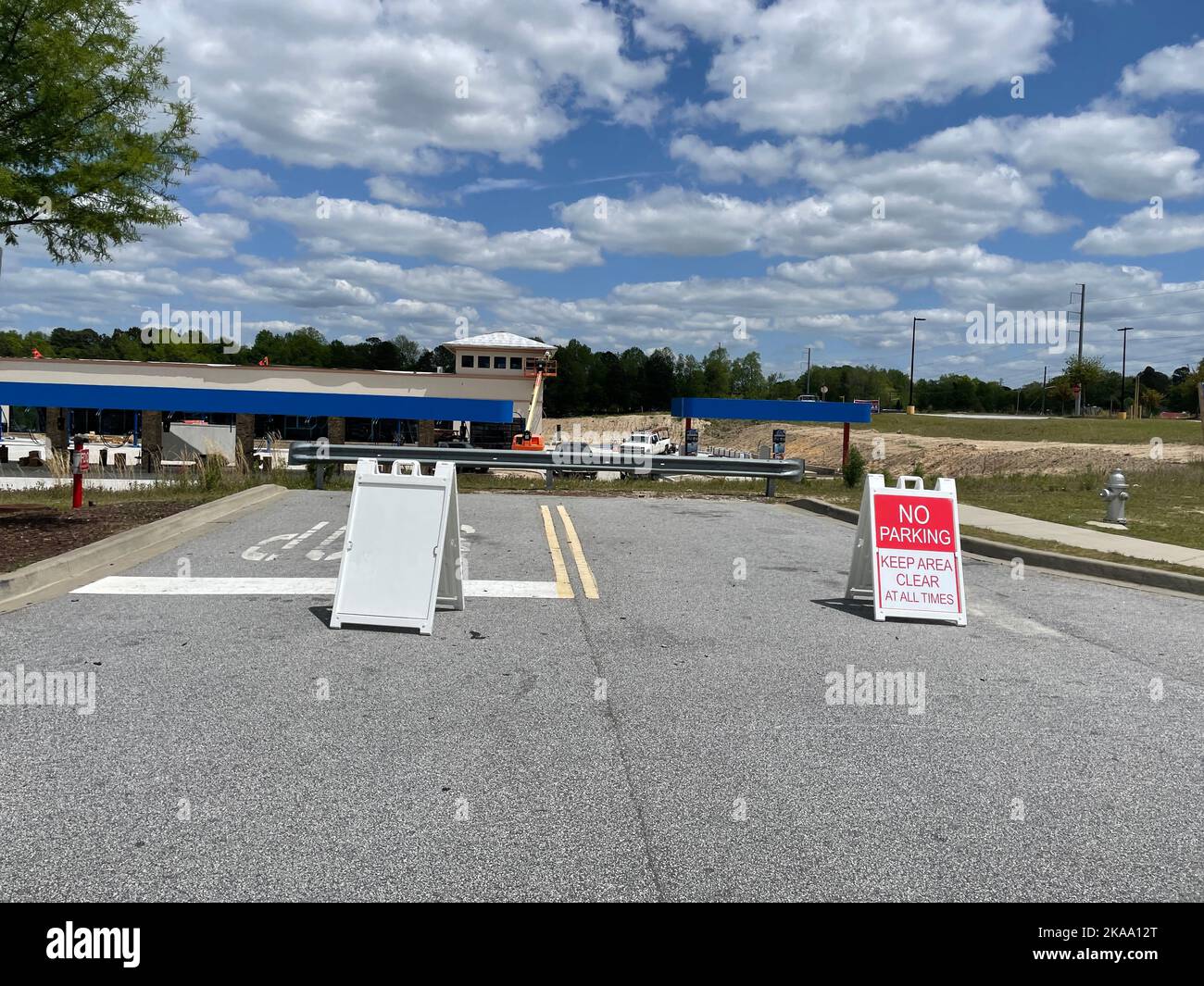 Augusta, Ga USA - 04 21 22: No Parking and entry signs on a dead end ...