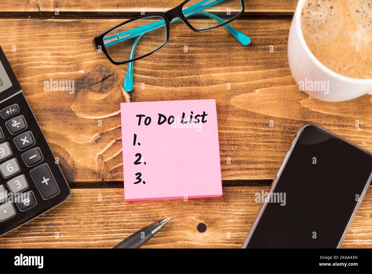 The business desk with pink paper and to-do list Stock Photo - Alamy