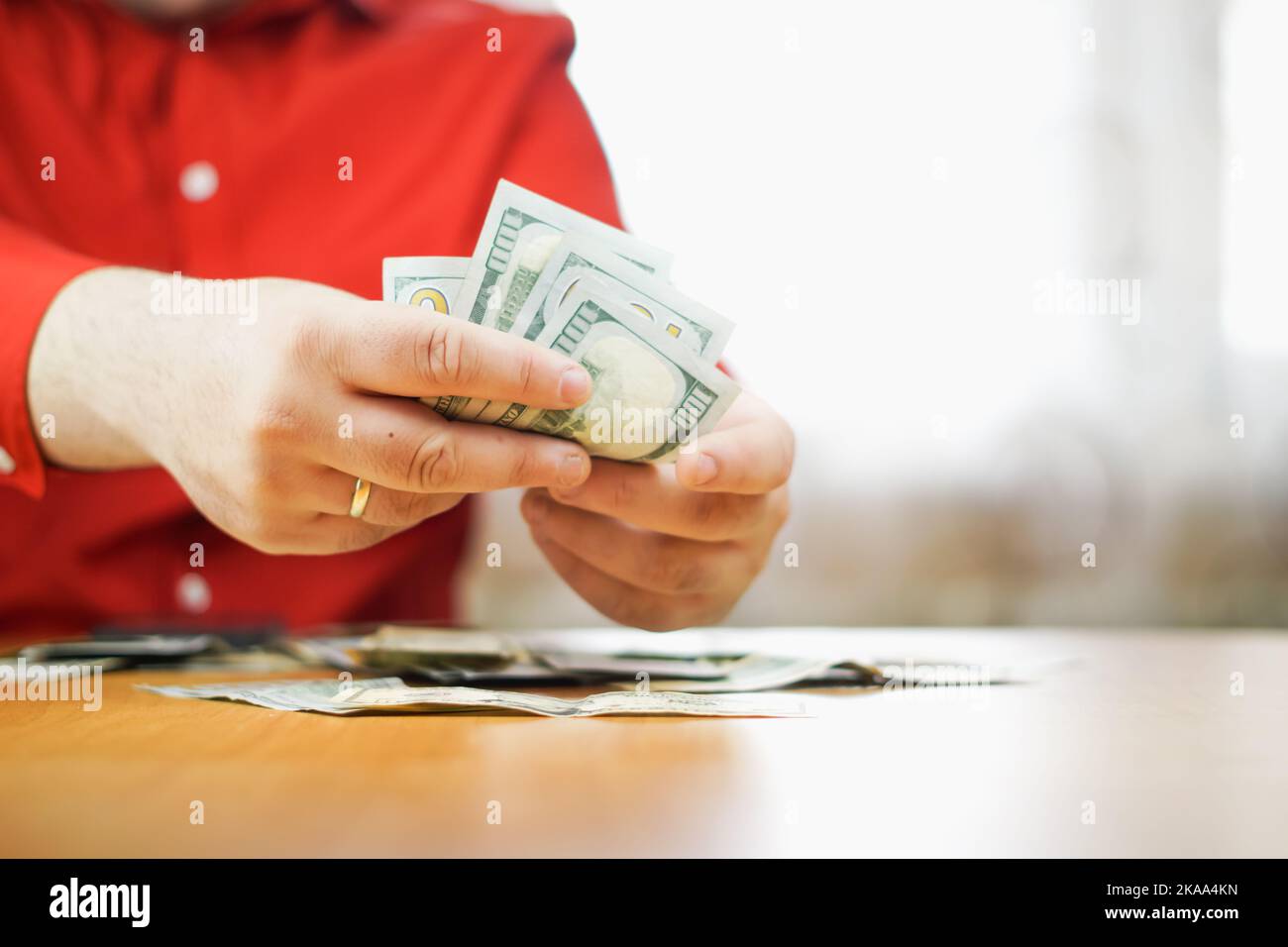 Counting us currency woman counts hi-res stock photography and images - Alamy