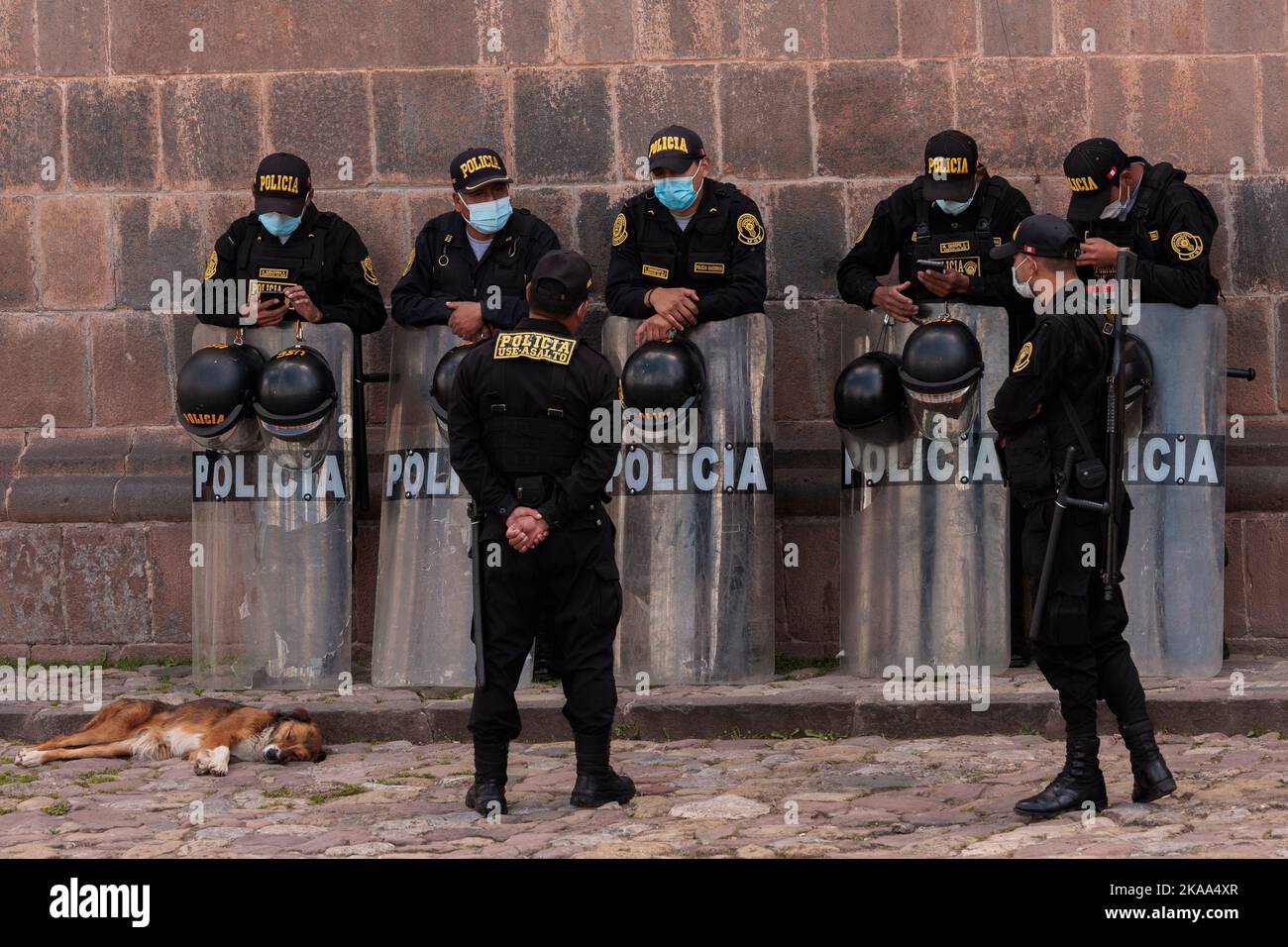 Policeman cusco peru hi-res stock photography and images - Alamy