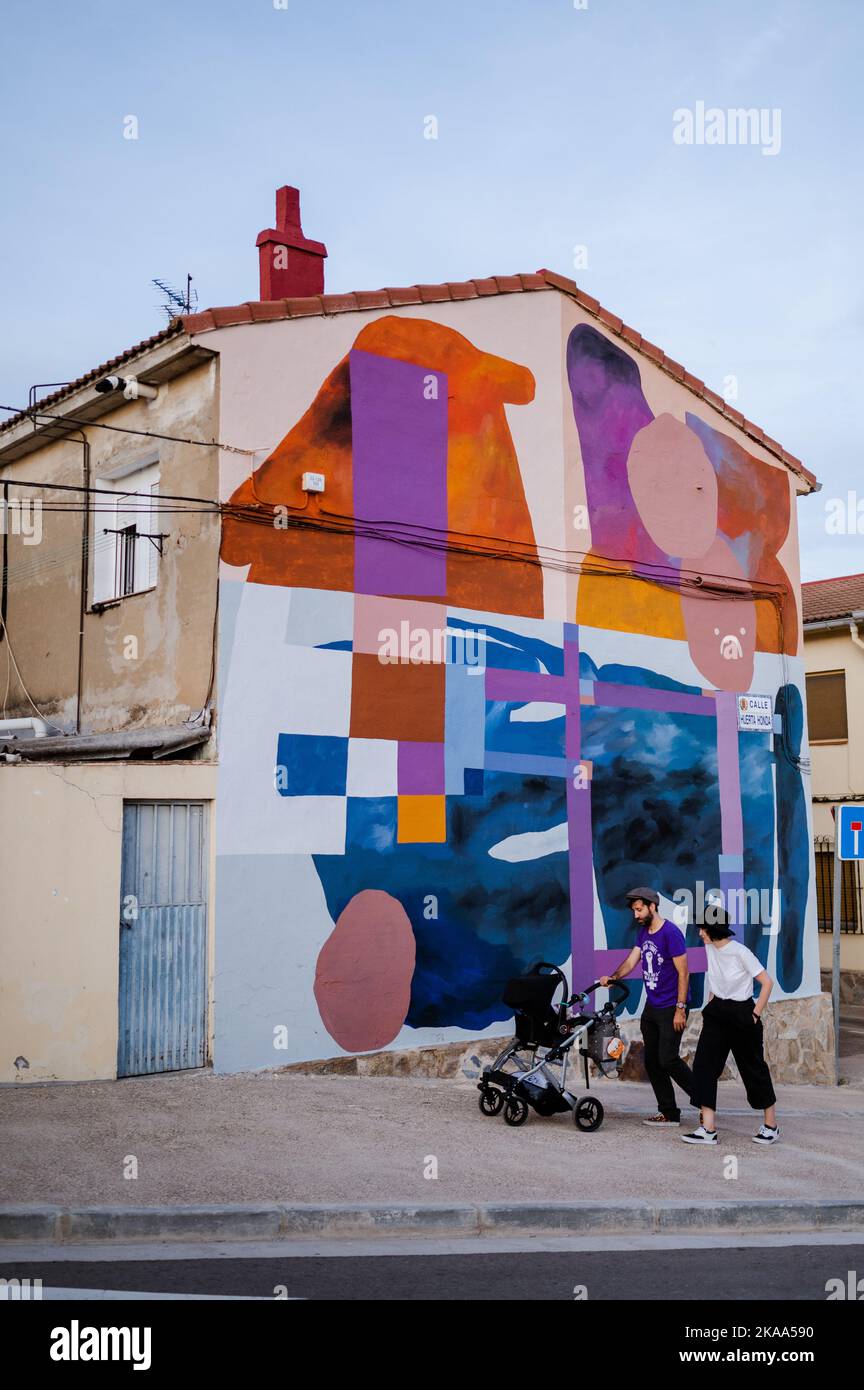 Female urban street artist hi-res stock photography and images - Alamy