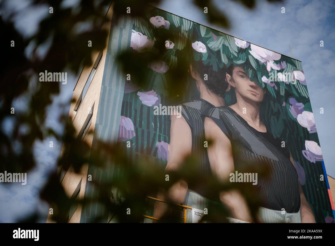 Artist Zane Prater paints a mural during Asalto International Urban Art ...