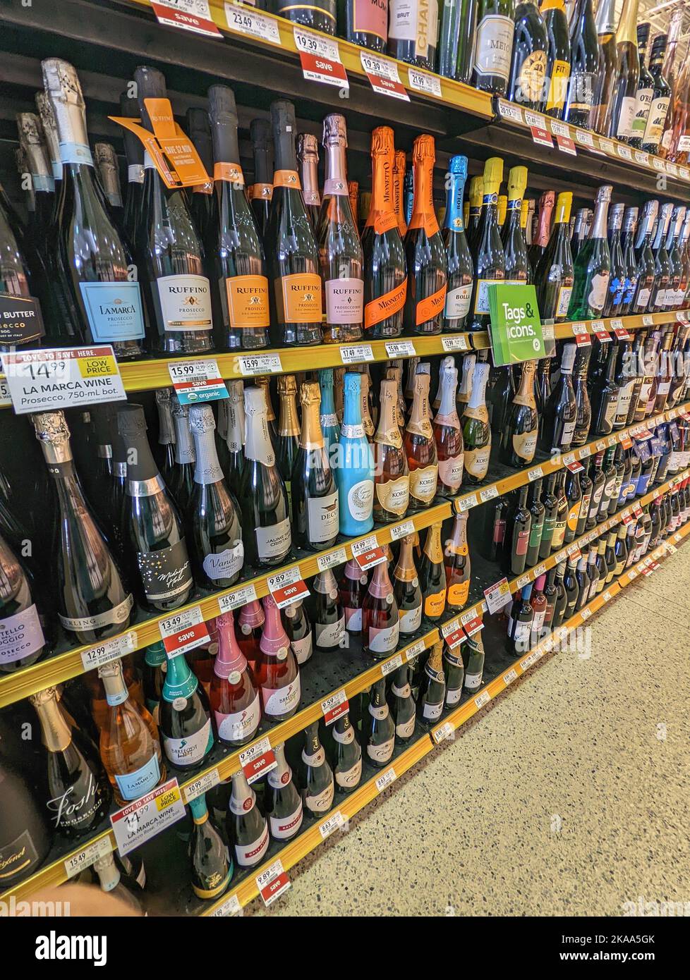 Supermarket drinks isle hi-res stock photography and images - Alamy