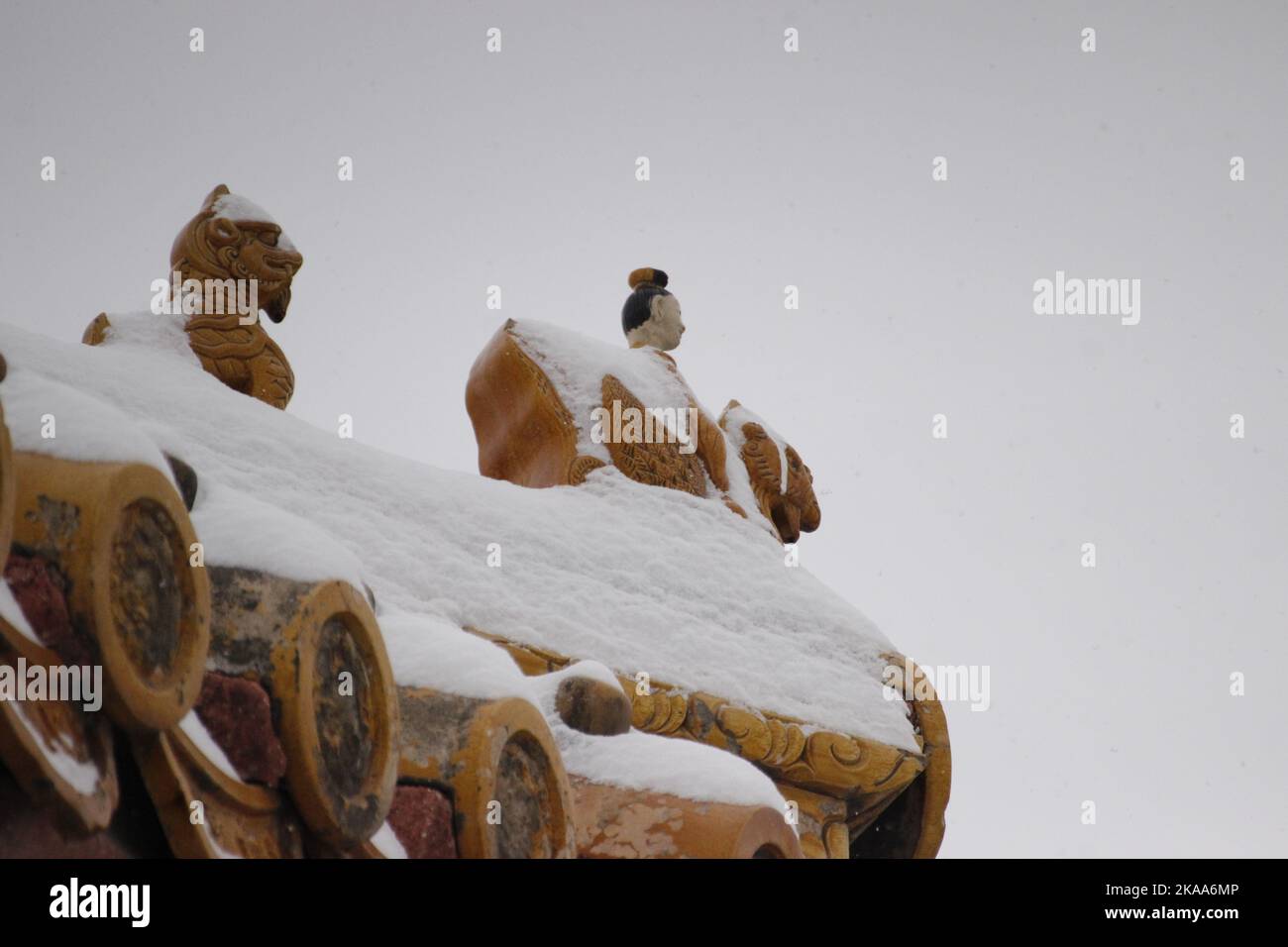 The roof detail of the ancient temple with dragon sculptures in winter ...