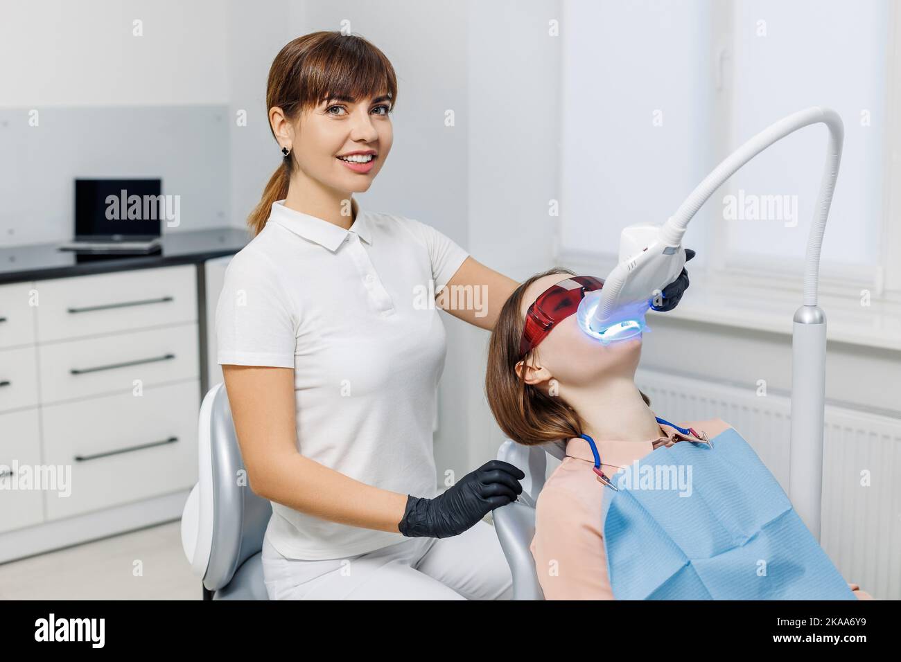 Dentist lamp with teeth hi-res stock photography and images - Alamy