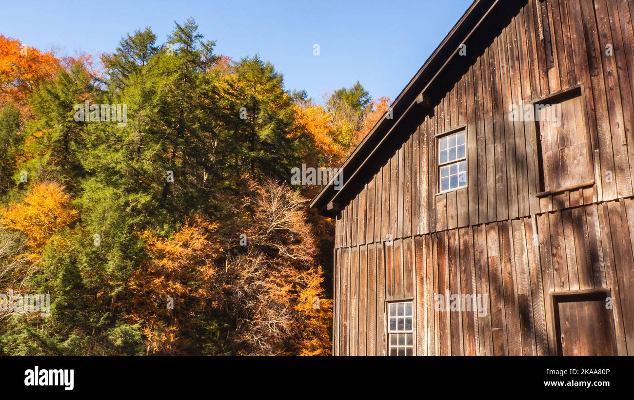 Barn red new england home hi-res stock photography and images - Alamy