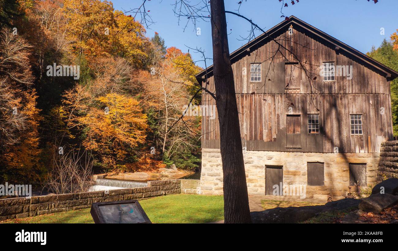 Blue sky red barn fall trees hi-res stock photography and images - Alamy