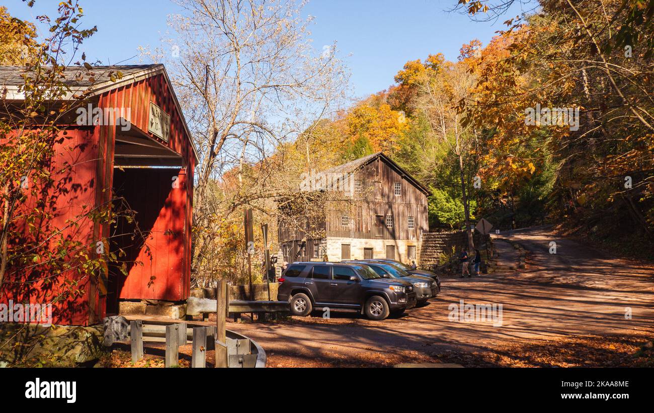 Blue sky red barn fall trees hi-res stock photography and images - Alamy