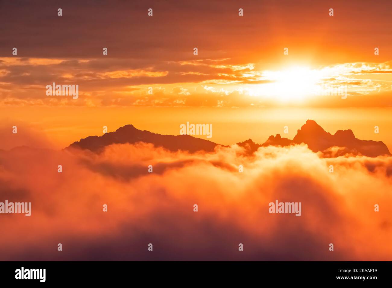 Dramatic sunset viewed from Evergreen Mountain Lookout, Cascade Range ...