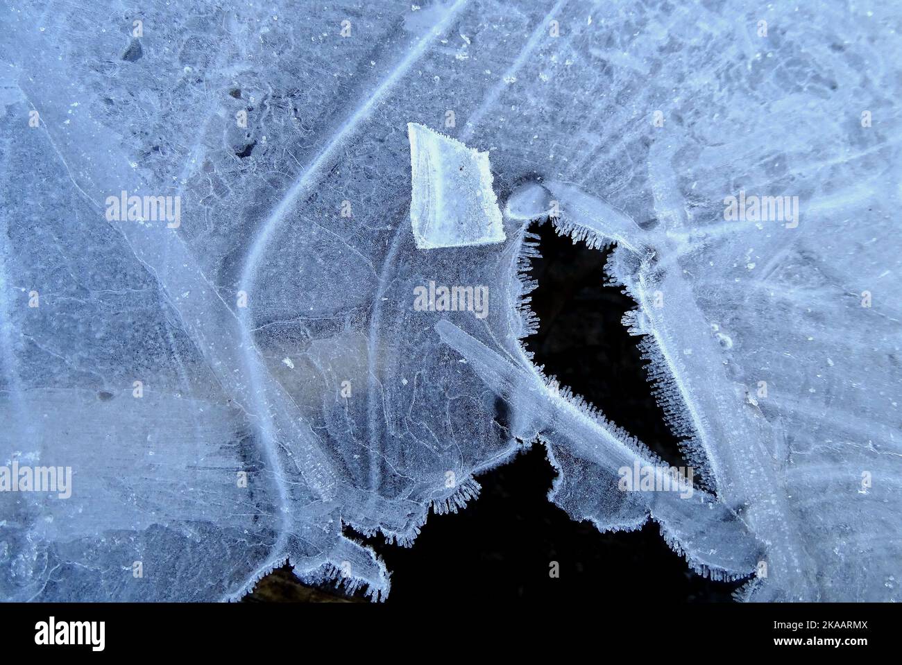 Aerial photos show different shapes of ice covered the Songhua River ...