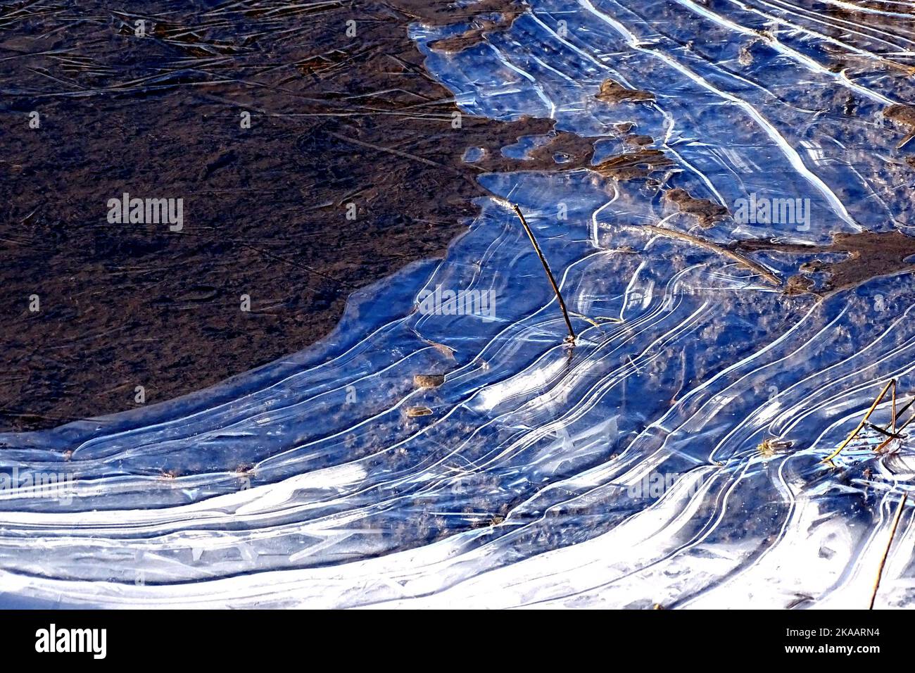 Aerial photos show different shapes of ice covered the Songhua River ...