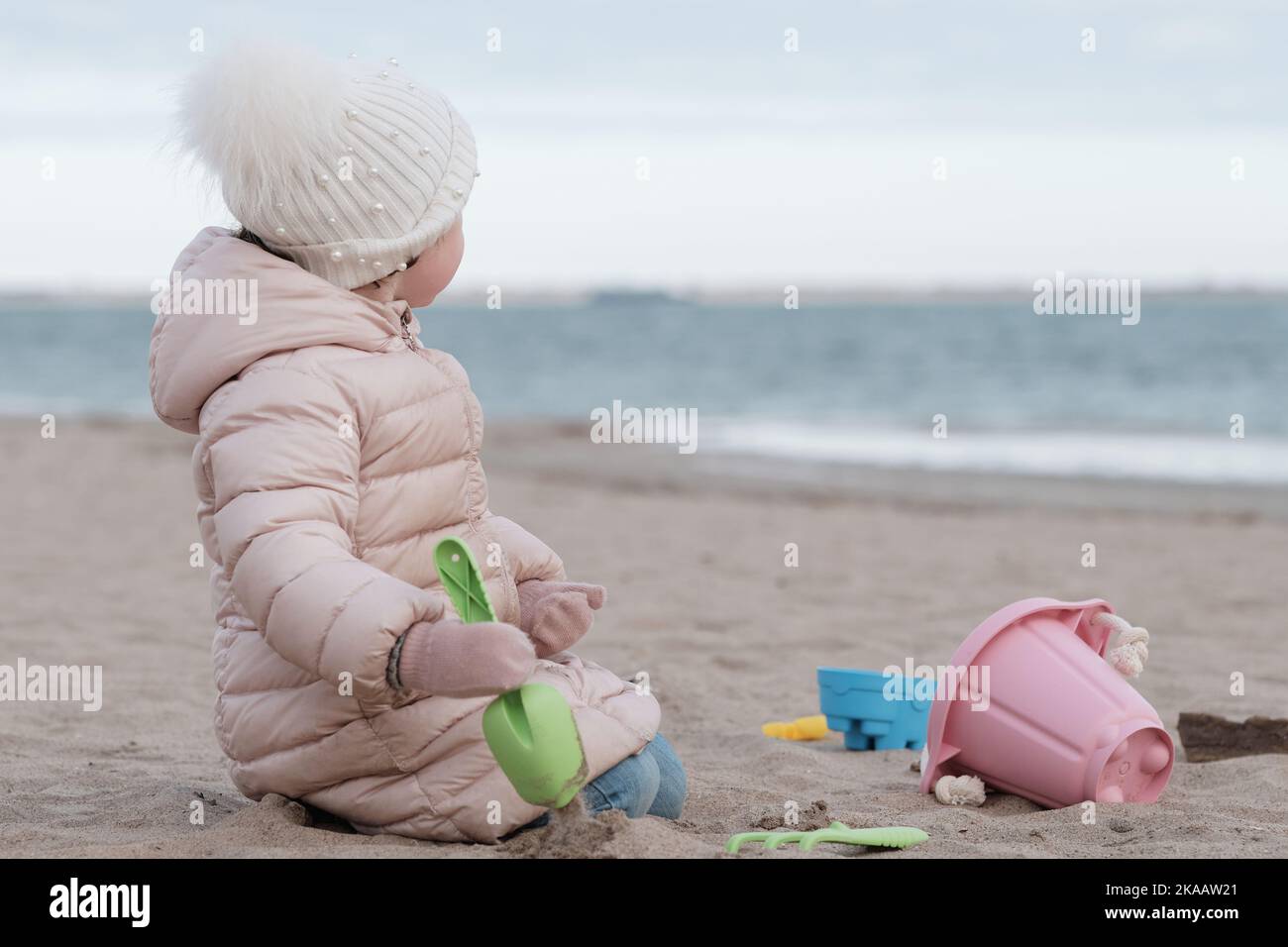 Kids digging at the beach hi-res stock photography and images - Alamy