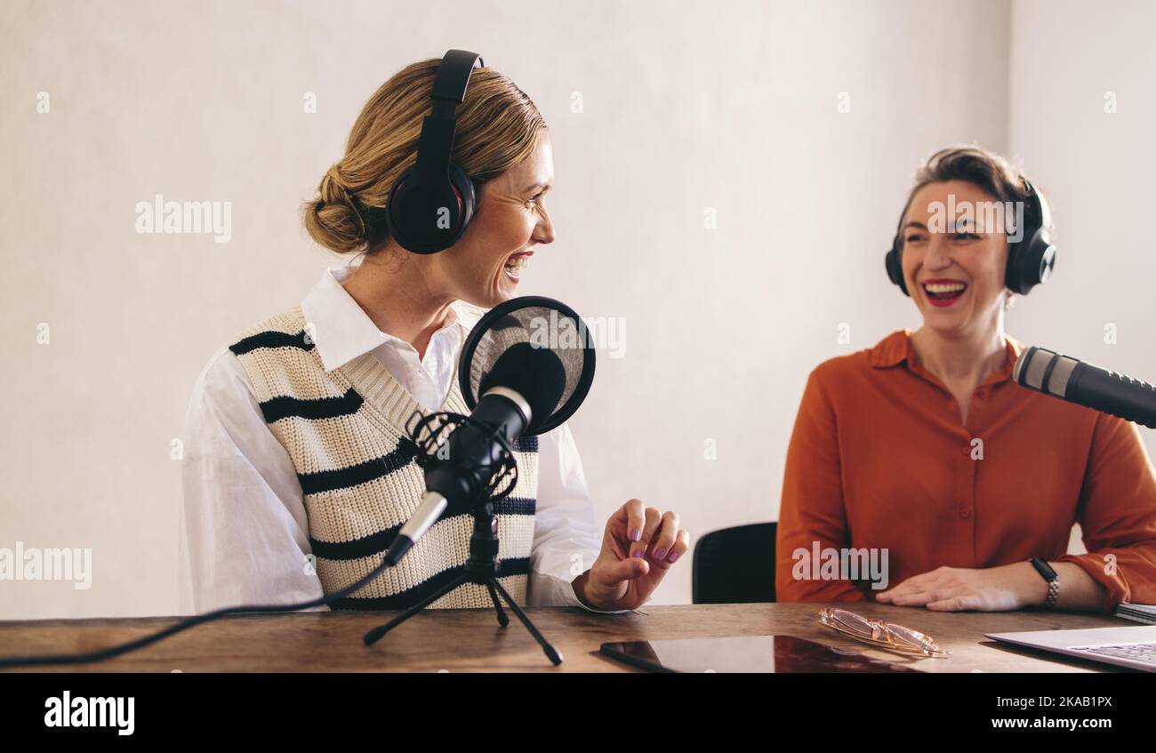 Female podcasters hi-res stock photography and images - Alamy
