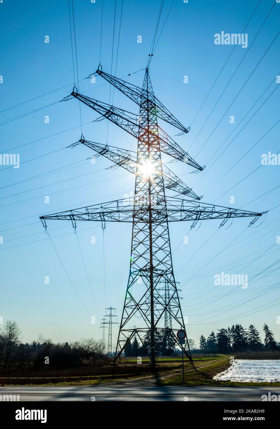 Electrical power masts hi-res stock photography and images - Alamy