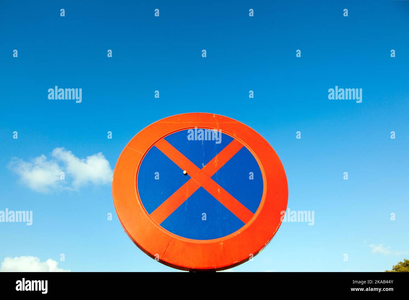 No parking and stopping sign under blue sky Stock Photo - Alamy