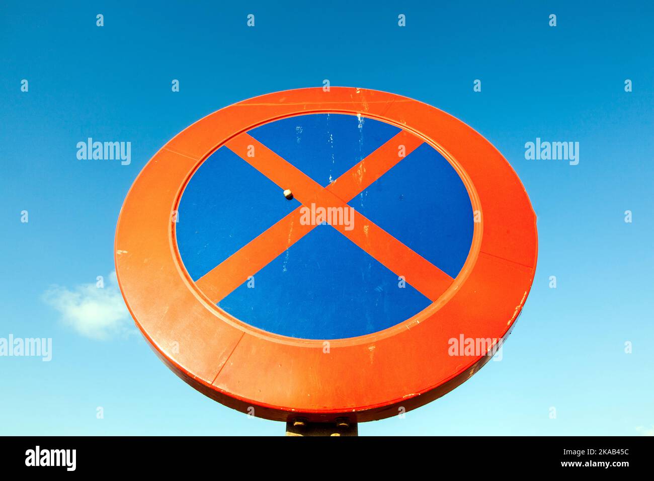 No parking and stopping sign under blue sky Stock Photo - Alamy