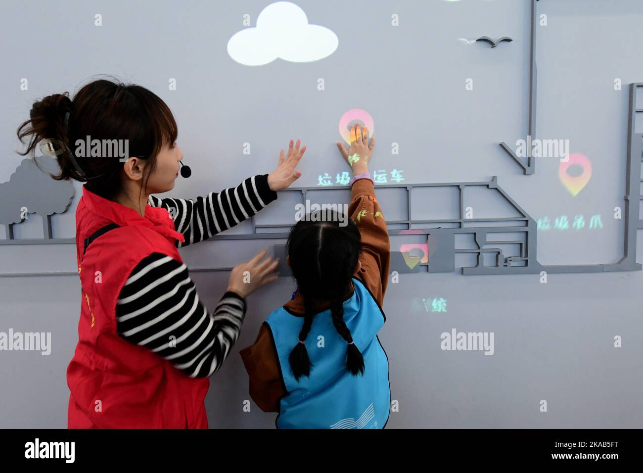 Students visit the popular science education base in Jinhua City, east ...