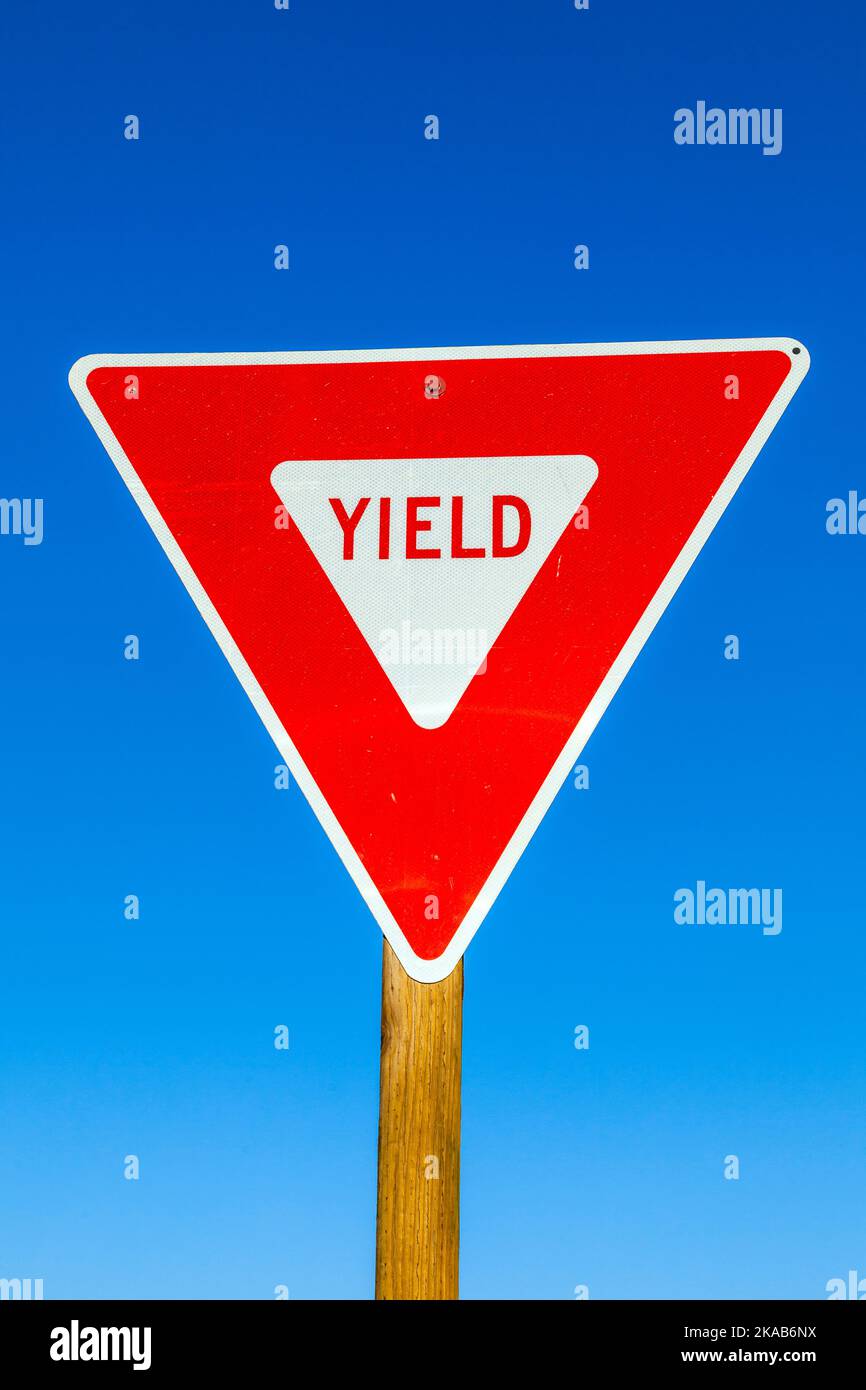 Yield sign california hi-res stock photography and images - Alamy